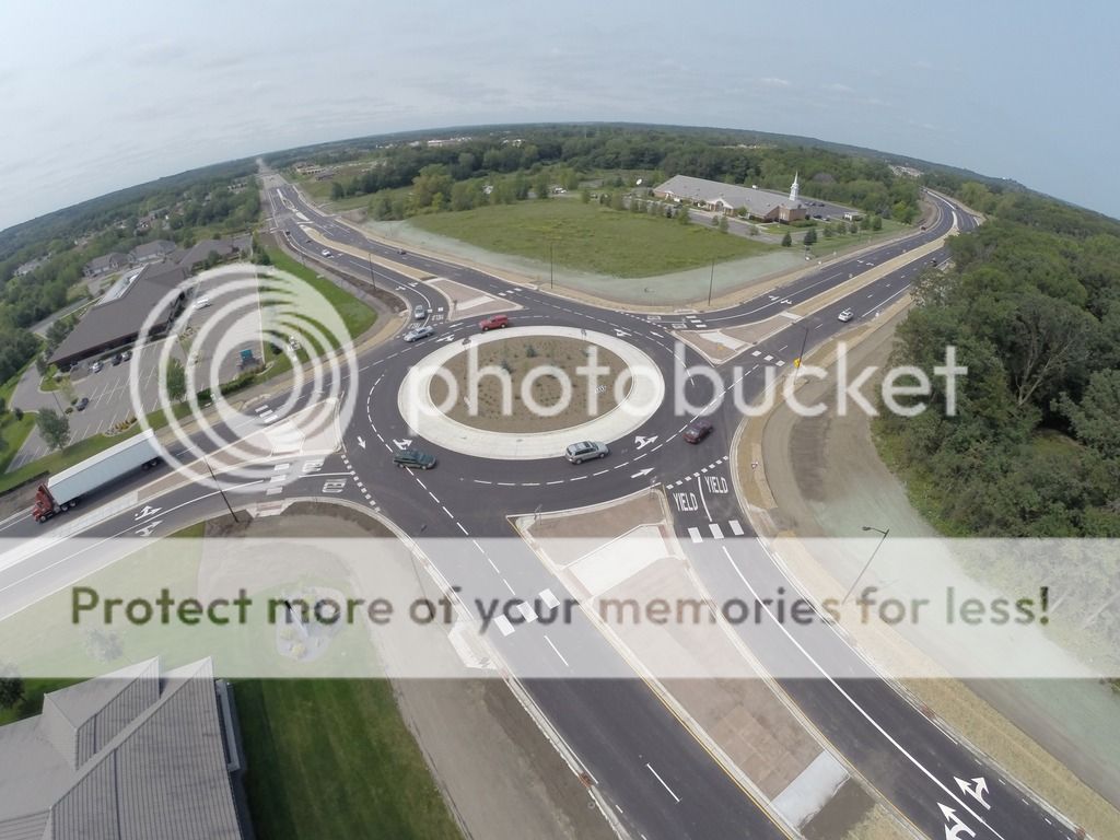 Examples of 4+ lane roads intersecting at a roundabout